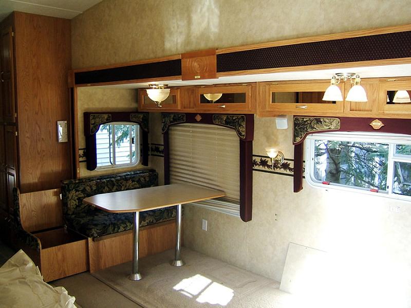 RV Furniture: Choosing RV, Motorhome & Toyhauler Furniture | RVshare